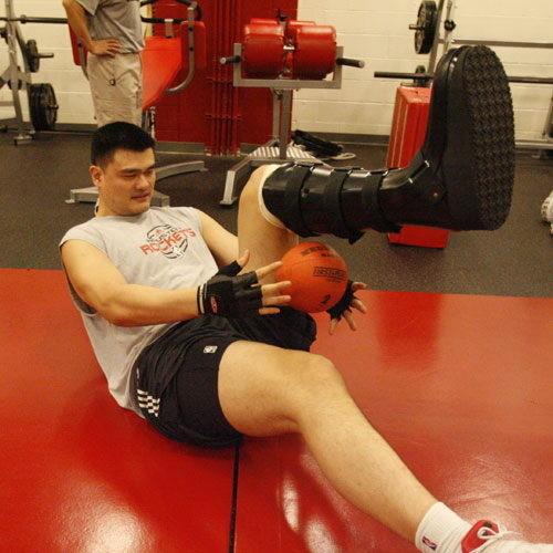 Injured Yao receives intensive training in Houston CCTV-International