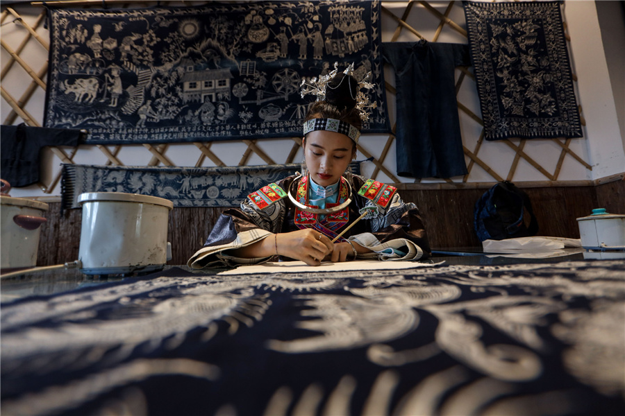 Young woman aspires to invigorate Miao batik_英语频道_央视网(cctv.com)