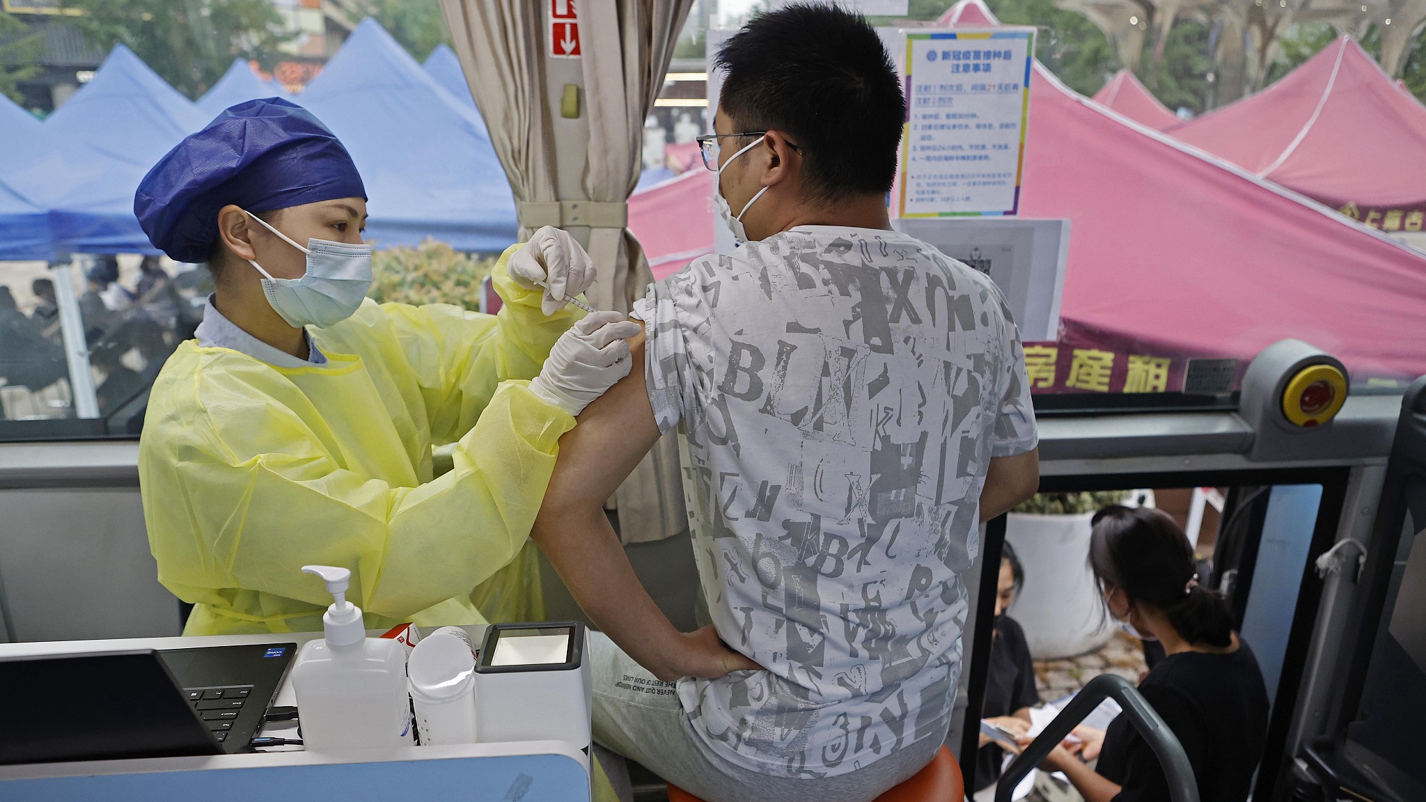 China administers 1 bln COVID-19 vaccine doses_英语频道_央视网(cctv.com)