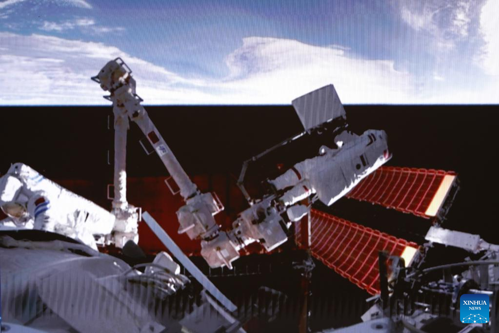 Shenzhou-15 taikonauts complete their first spacewalk_英语频道_央视网(cctv.com)